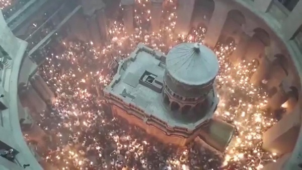 Δείτε την Αφή του Αγίου Φωτός - Ο Πανάγιος Τάφος έλαμψε στέλνοντας το ...
