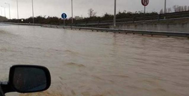 Ποτάμια οι δρόμοι στην Μακεδονία!Ακινητοποιήθηκε τρένο μεταξύ Λιτόχωρου ...